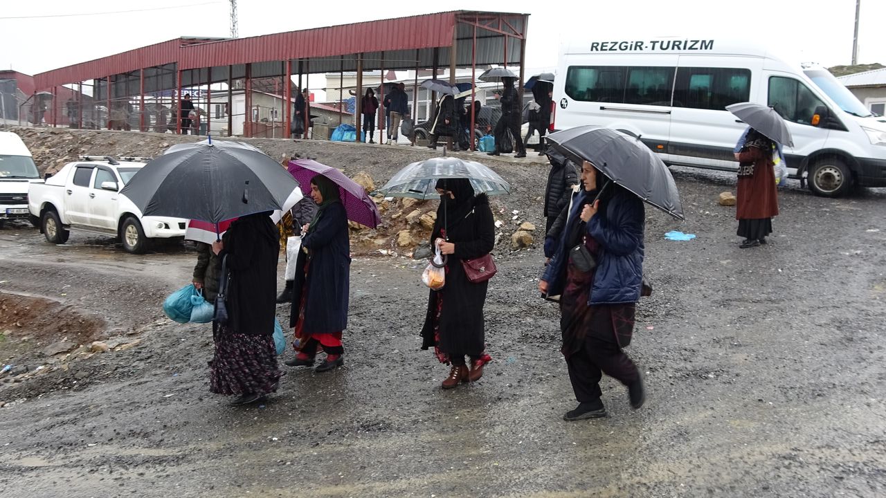 Hakkari Derecik'teki gümrük kapısından 11 ayda 355 bin kişi giriş-çıkış ...