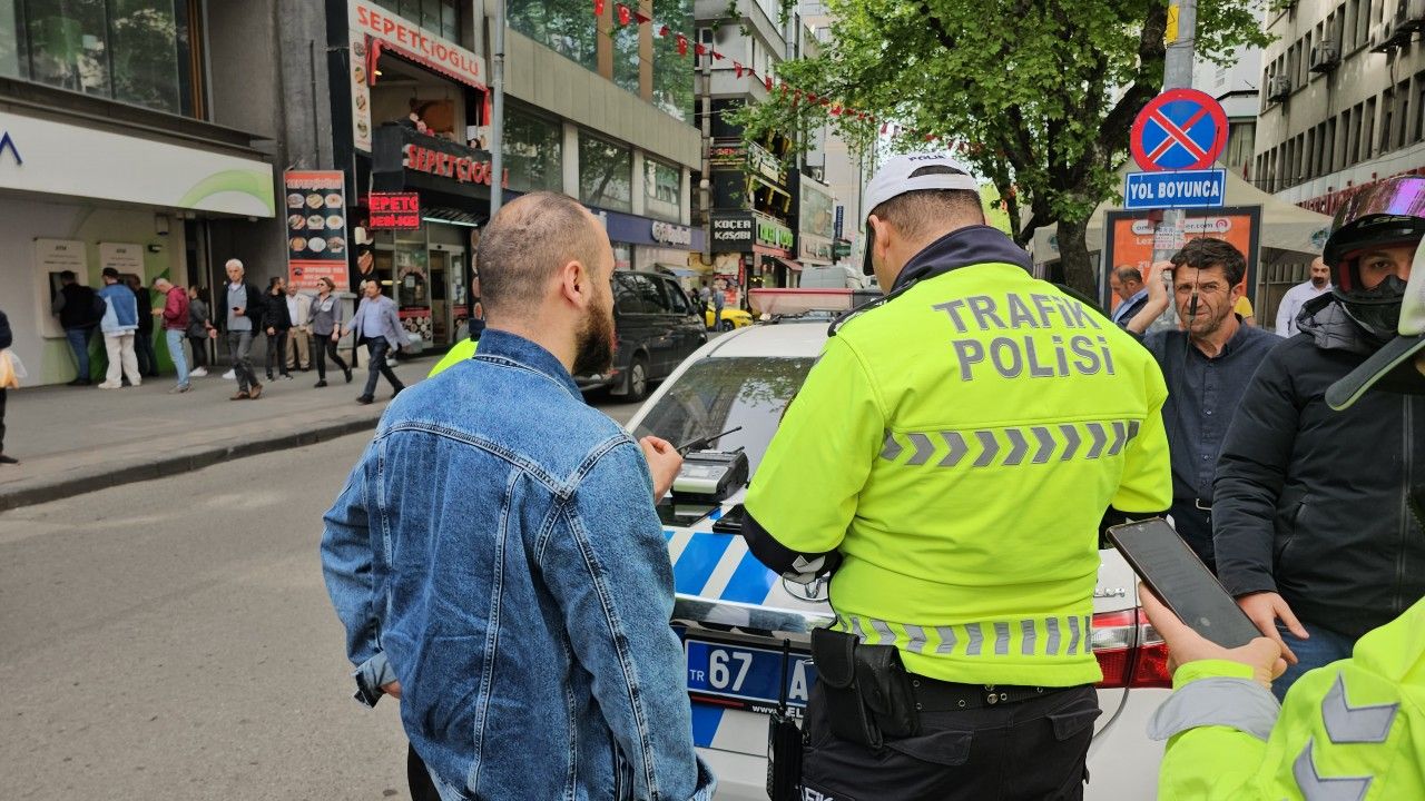 Yüksek ses çıkaran egzoz nedeniyle menedilen motosikletiyle çekici ... Yüksek ses çıkaran egzoz nedeniyle menedilen motosikletiyle çekici ...
