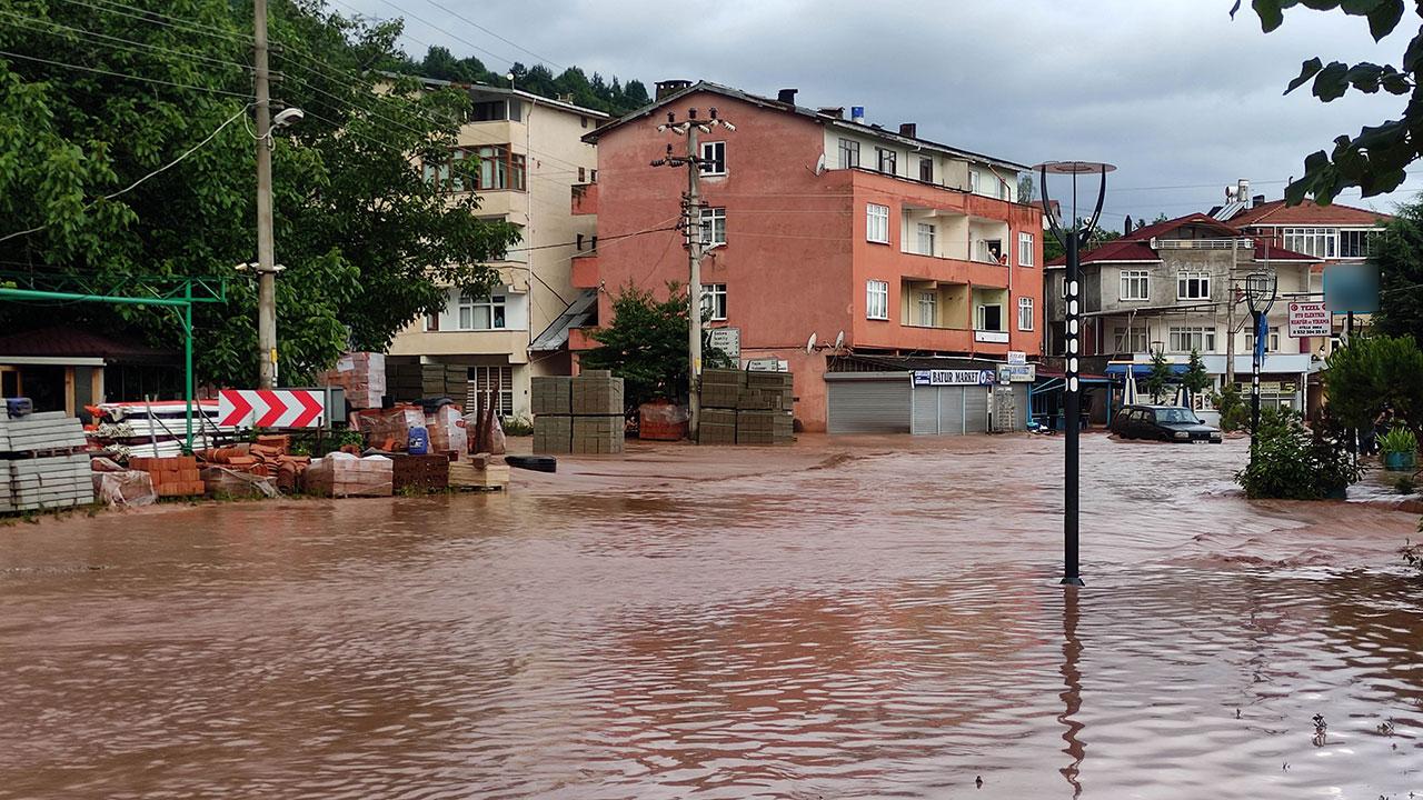 Kastamonu'yu sel vurdu: Evler ve araçlar su altında kaldı - Elips Haber