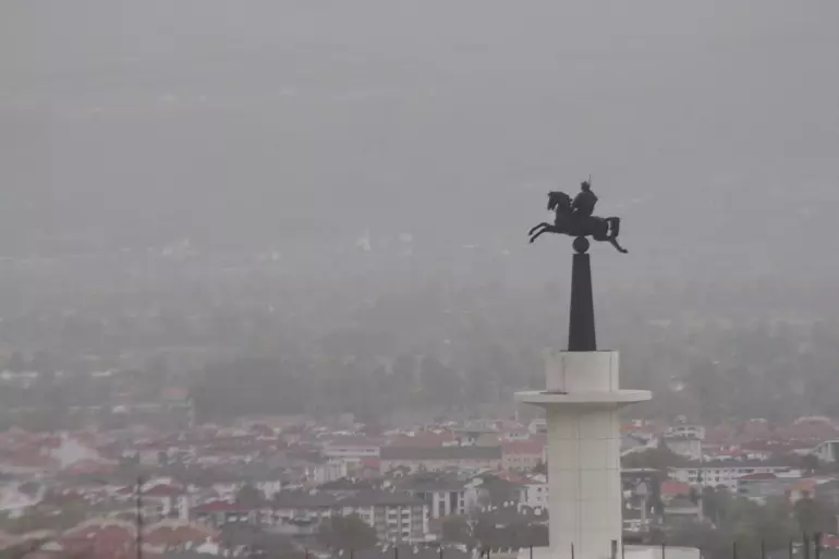 Bolu’da gökyüzünü toz bulutu kapladı - Elips Haber