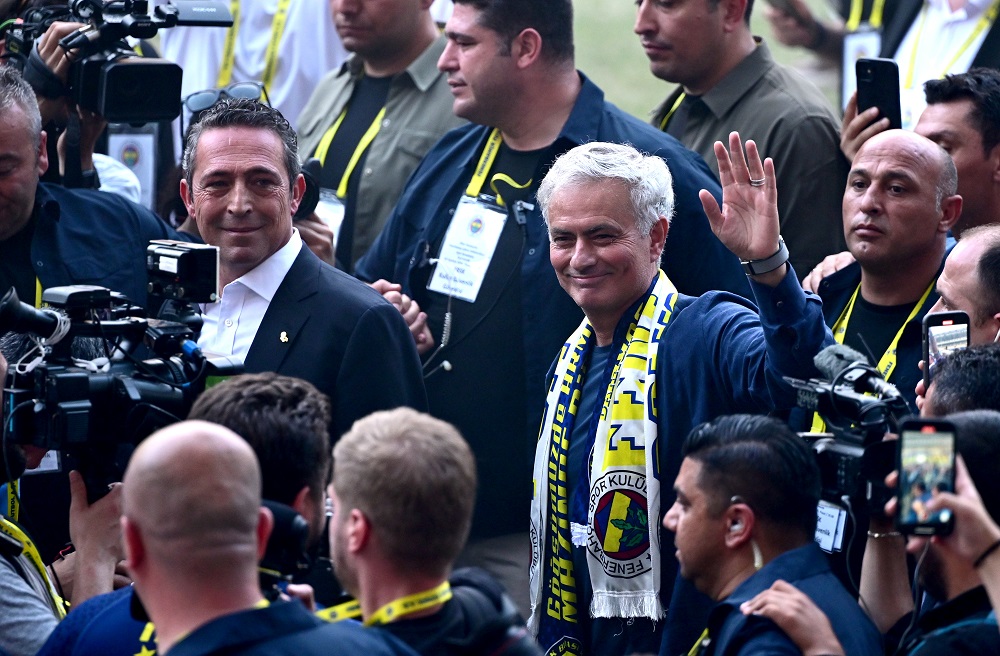 Jose Mourinho resmen Fenerbahçe'de - Elips Haber