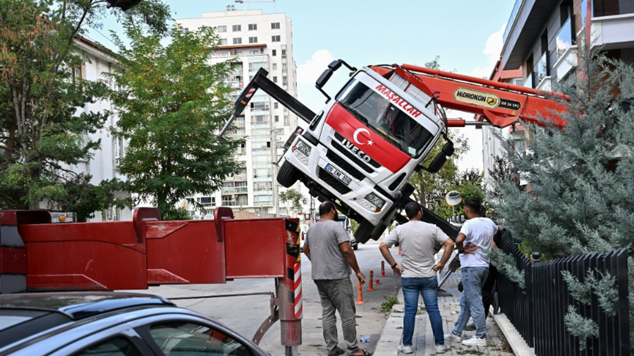 Ankara'da yük taşıyan vinç devrildi - Elips Haber Ankara'da yük taşıyan vinç devrildi - Elips Haber