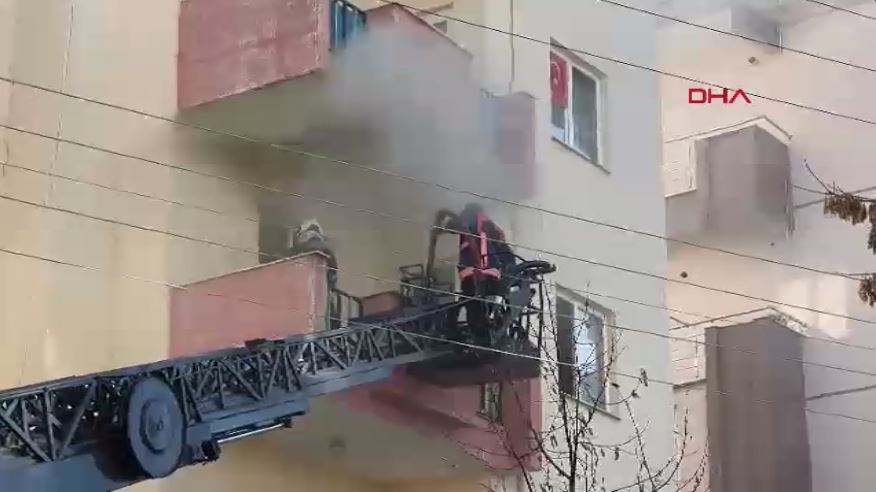 Çakmakla oynayan çocuk yangın çıkardı, 2 kişi dumandan etkilendi ...