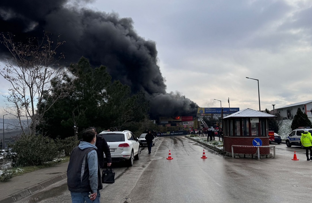 Bursa'da madeni yağ dükkanında çıkan yangın söndürüldü - Elips Haber